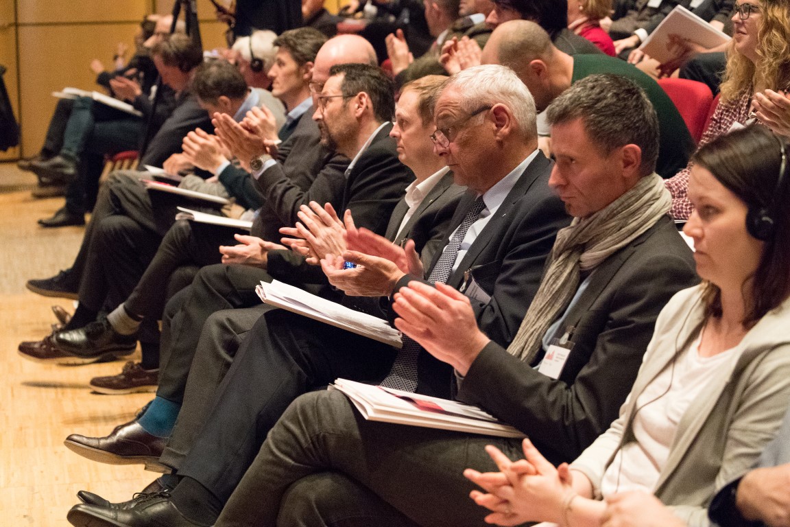 Südtiroler Wirtschaftsforum: Exzellenz, Innovation & "Full House" - MCI ...