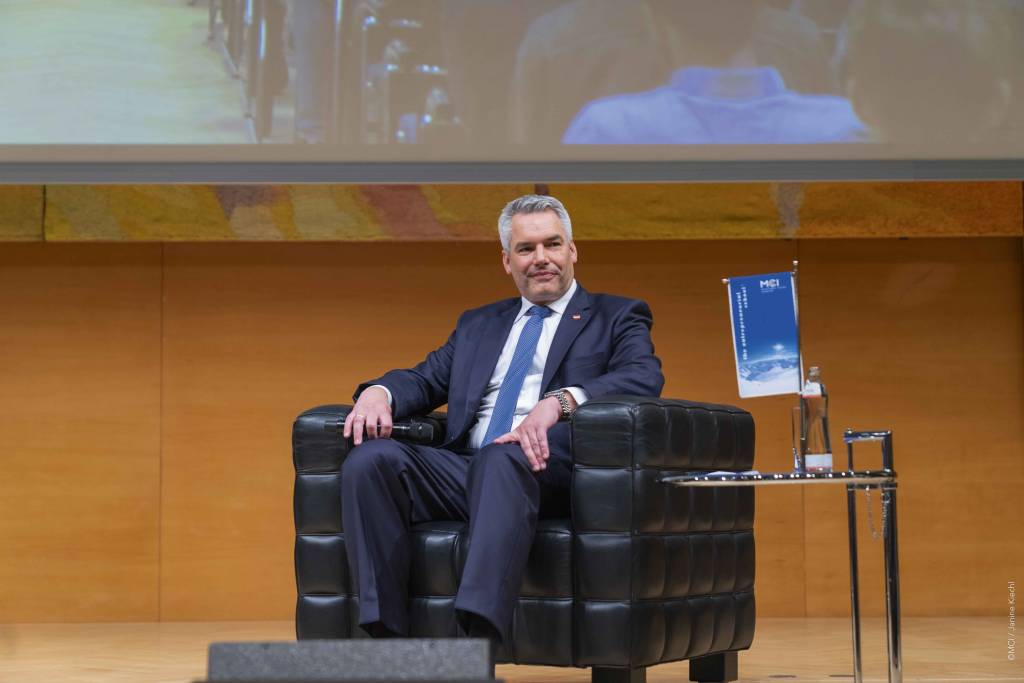 Bundeskanzler Karl Nehammer am MCI zu Gast - MCI Innsbruck